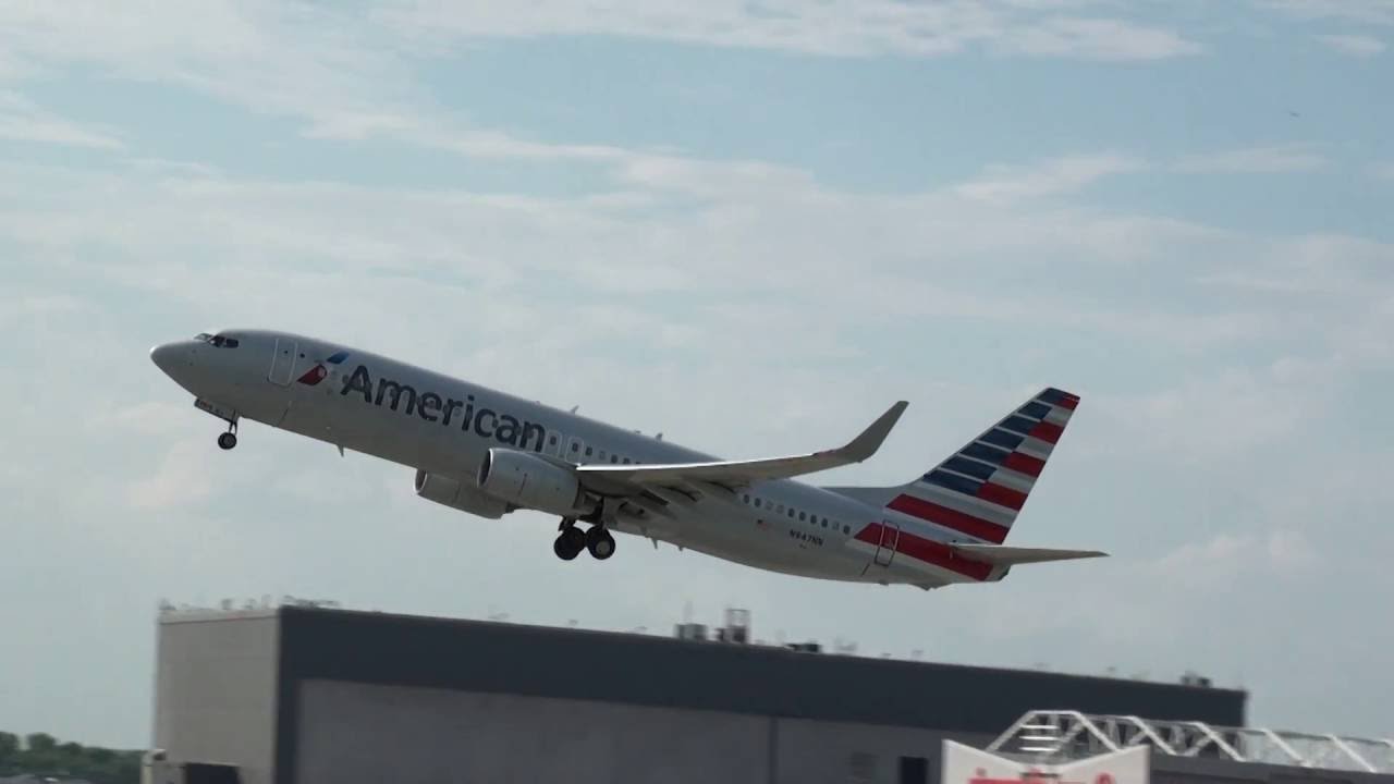 American Airlines Boeing 737-823/WL (N947NN) Takeoff Runway 24 Montreal ...
