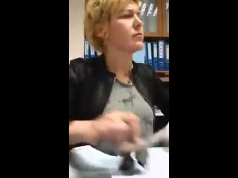 Ofis. Dünyanın en hızlı mühür basan kadınıyla yarışır.