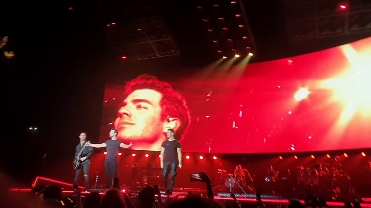Jonas Brothers - Burnin' Up (London, O2) - YouTube
