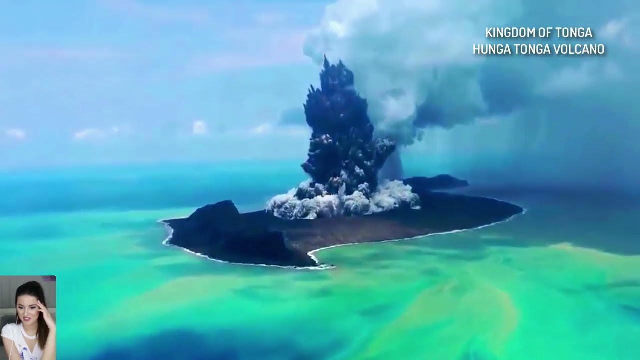 Moment of the explosion of Hunga Tonga volcano through the eyes of ...