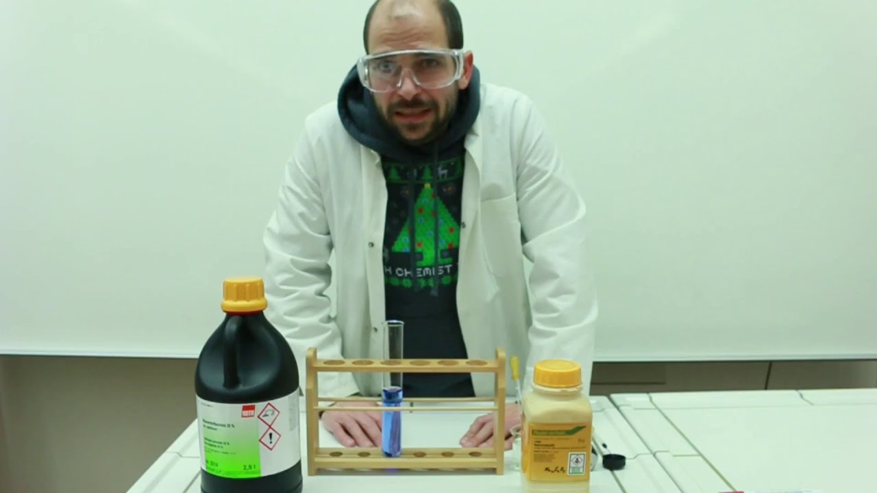 Reaktion von Kristallviolett mit Natriumdisulfit - YouTube