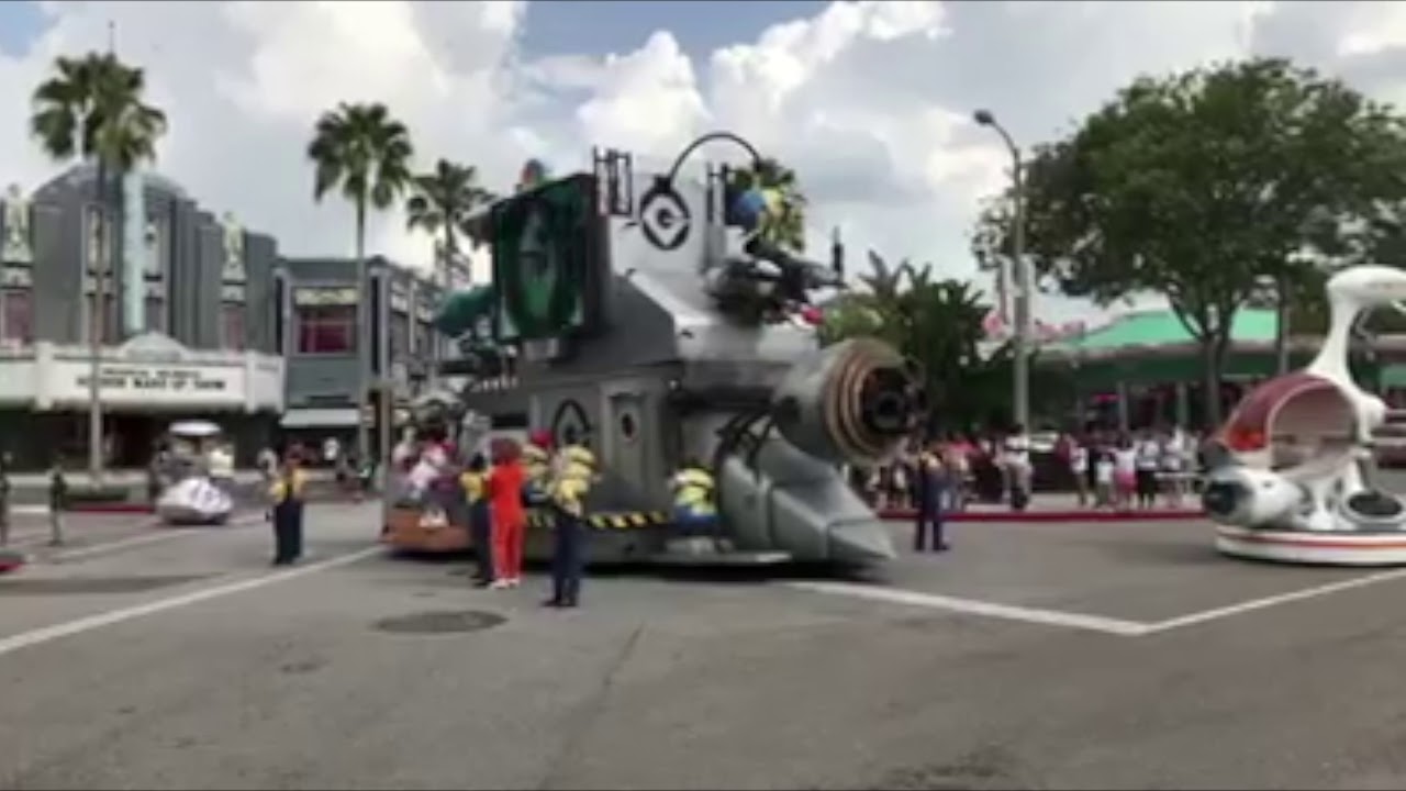 Despicable Me Parade at Universal Orlando Resort - Alexander Bosko 2 ...