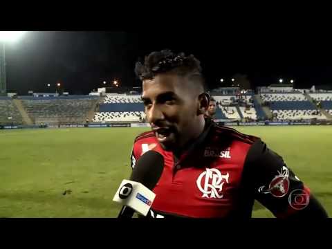 Rodnei e Rafael Vaz falam na saída de campo após jogo com o Palestino