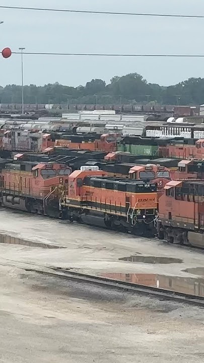 Galesburg Yard! ATSF C44-9W, BN GP39E 2809, Genset Switcher, I&O (EX-BNSF) and a lot more! - YouTube