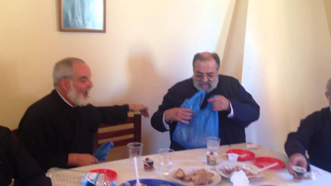 Εγω παπούτσια δεν φορω Τραγουδούν ιερείς σε μια αυθόρμητη χορωδία - YouTube