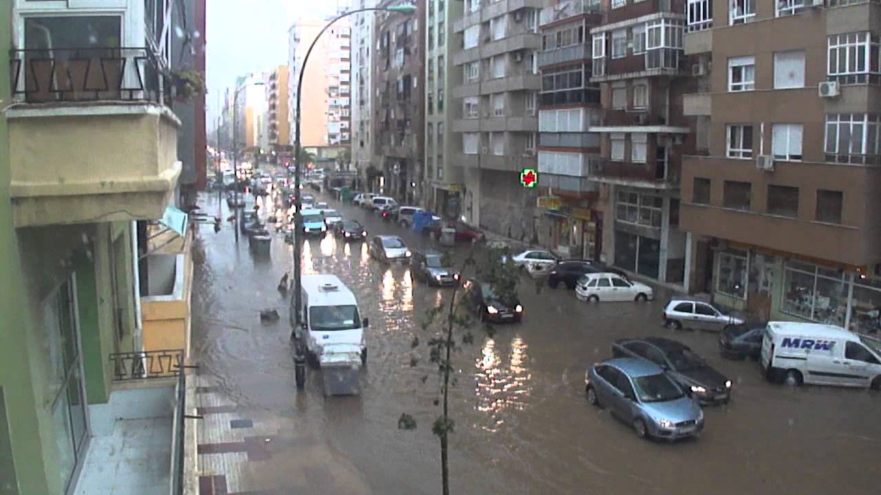INUNDACIONES MALAGA 17 NOVIEMBRE HEROE DE SOSTOA - YouTube