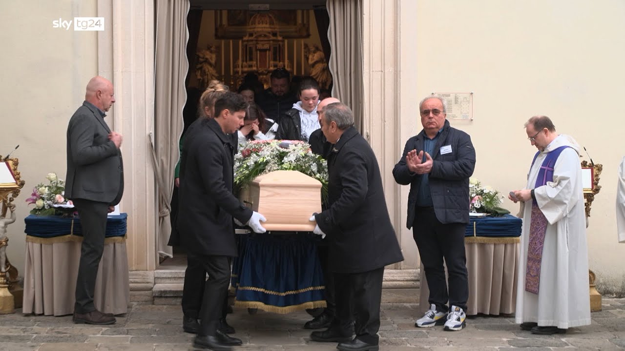 Funerali Sara Buratin, omelia: cresciamo arte relazioni - YouTube