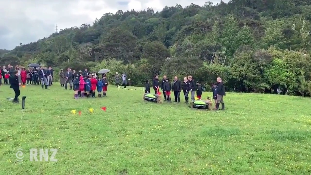 Royal gumboot throw | Megan beats Harry - YouTube