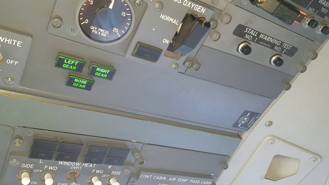 Pressing buttons in a Southwest Boeing 737-700 - YouTube