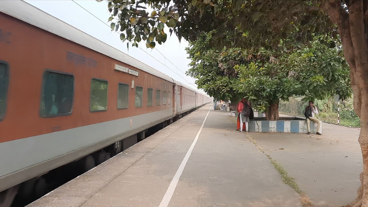 🔥🔥Wap-7 12302-Howrah Rajdhani Express New Delhi / at crossing mirzapur ...