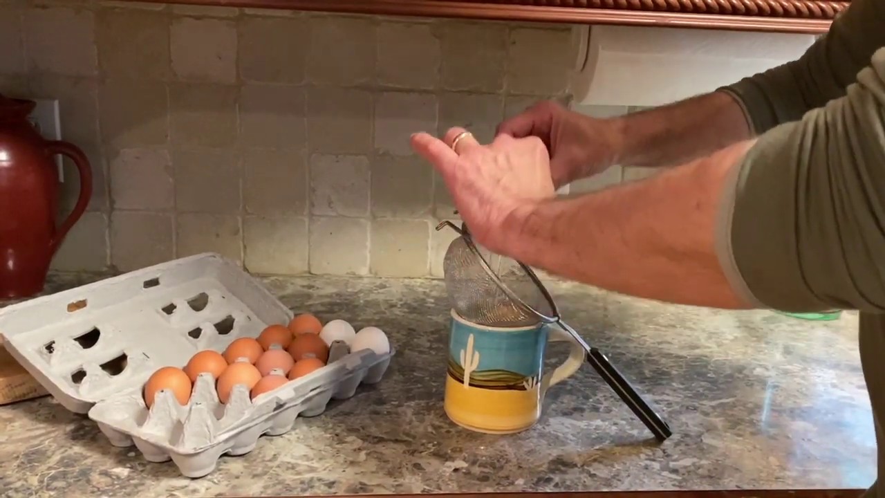 Poaching an egg & hot sage saugage - YouTube