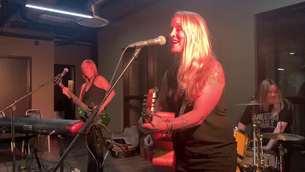 Sarah Smith - Girl Crush Live in London - YouTube