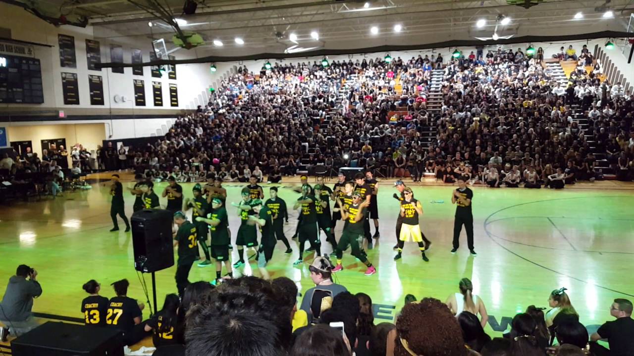 Streamwood High School Class of 2017 Powderpuff Cheerleaders - YouTube