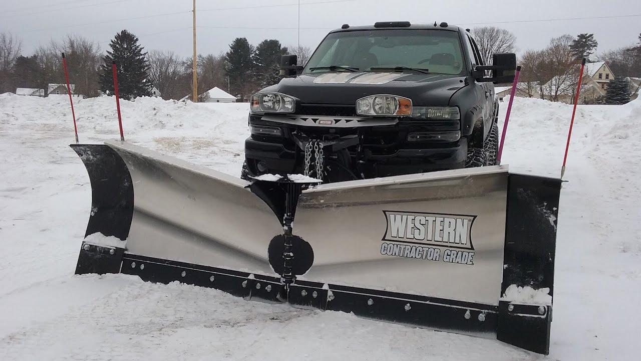Snowplowing Western MVP3 Stainless 8'6" with Wings - YouTube