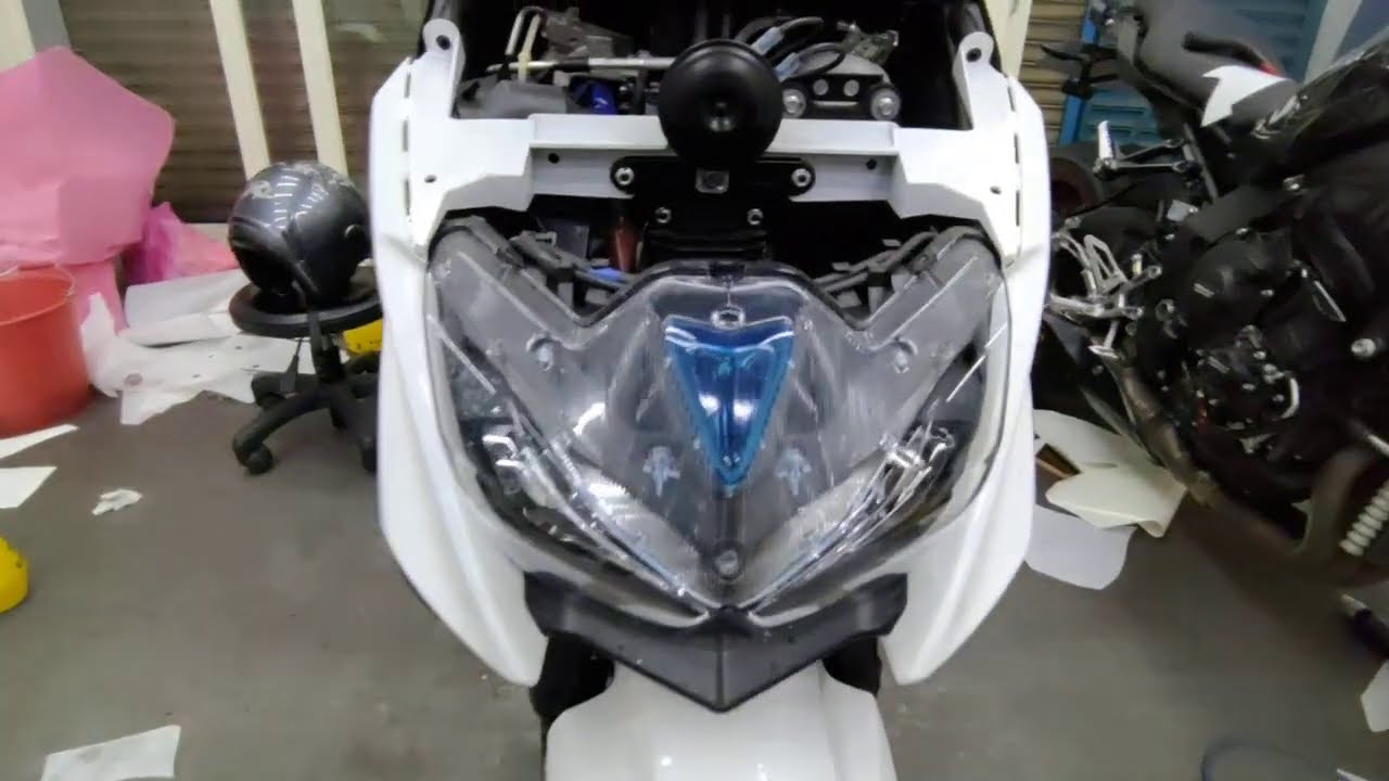 『DIY膜人』Force155 - 拆大盾 定位燈 DIY教學 - YouTube