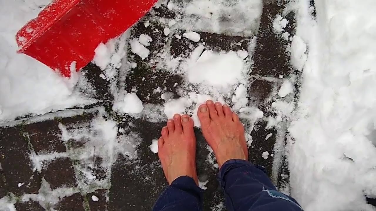 Barefootin' it in the snow part 2 - YouTube