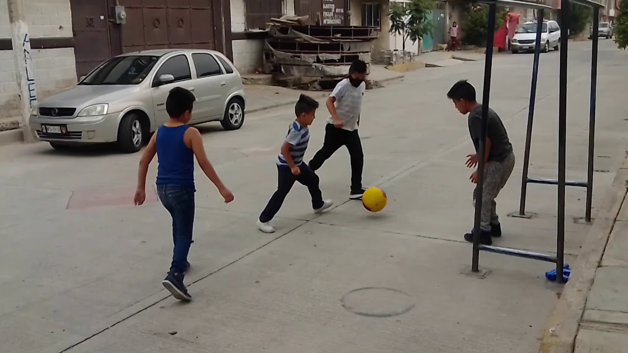 Jugando fútbol con mis primos y hermanos - YouTube