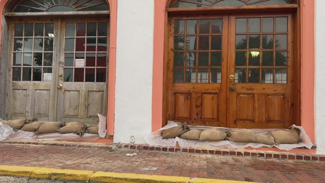 Bermuda residents prep for Hurricane Fiona - YouTube