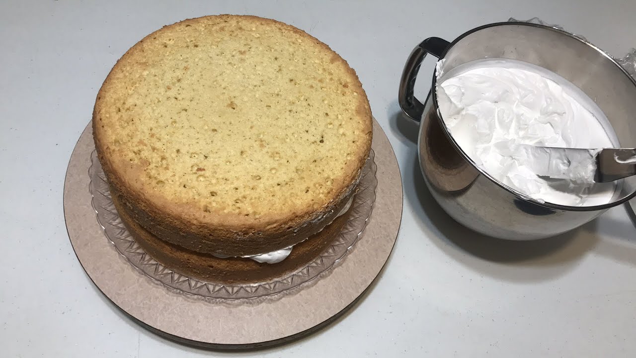 Pasteleando poniendo chantilly a un pastel video en vivo - YouTube