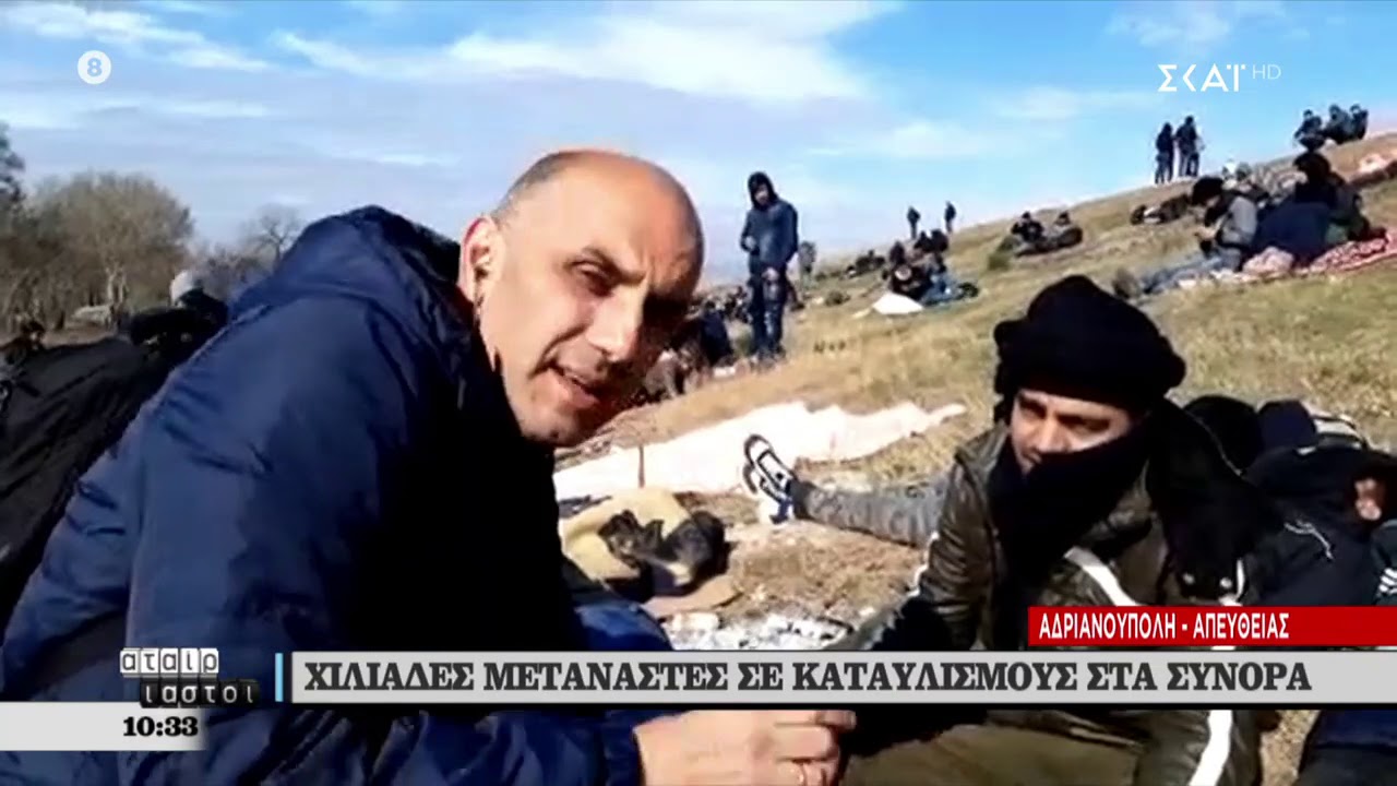 Ο Μανώλης Κωστίδης συνομιλεί με πρόσφυγες και μετανάστες που θέλουν να ...