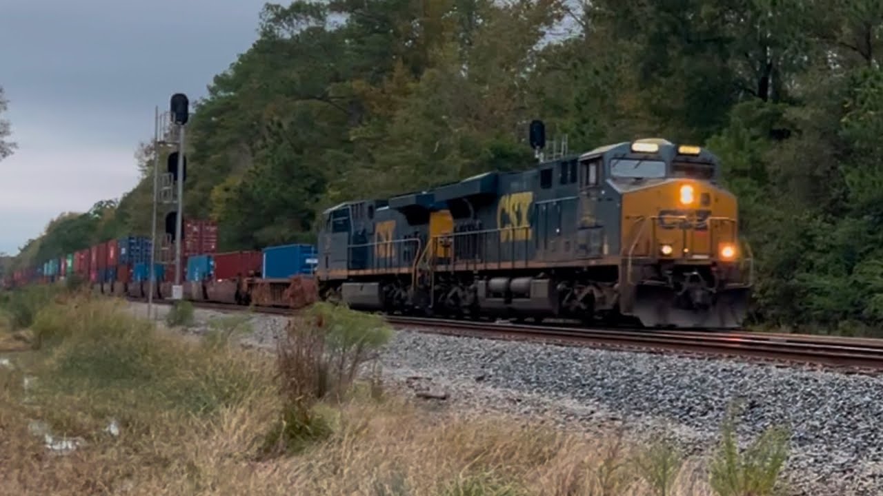 CSX 927 Leads Short CSX I138-26 Intermodal Train NB Thru Mars Bluff SC ...
