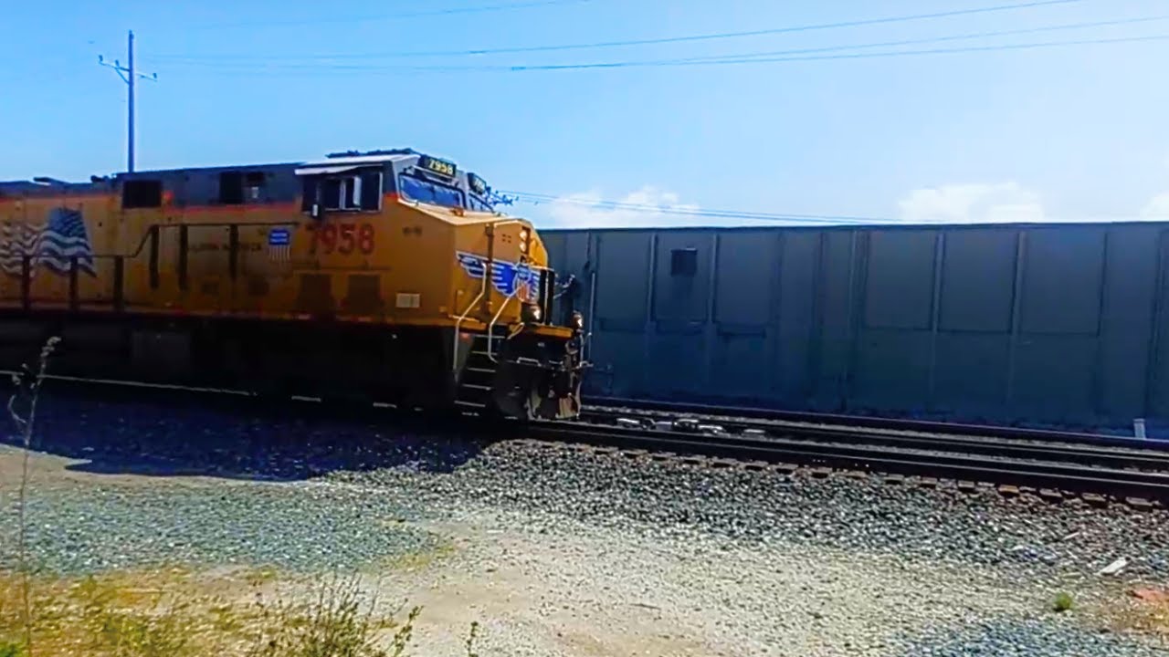 Union Pacific And BNSF Trains Screech As They Pass By - YouTube