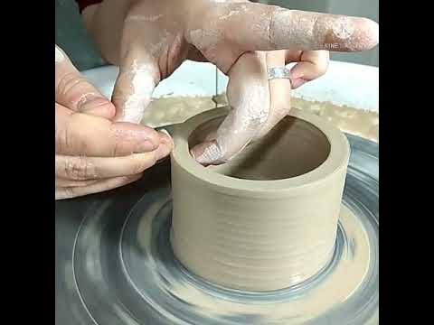Кружка с крышкой и ручкой из одного кома глины - YouTube