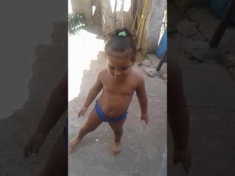 Minha sobrinha dançando😂😂😅
