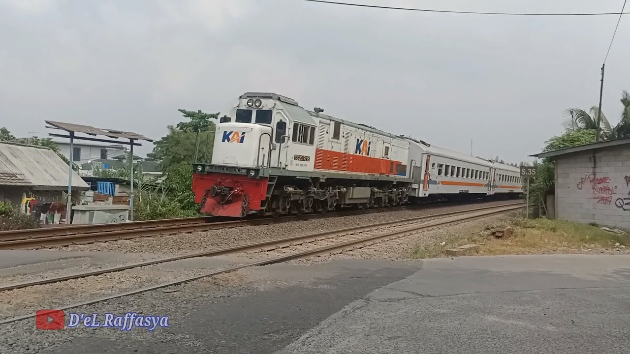 KERETA API CC201BERPAPASAN DENGAN CC206 PEMBAWA BARANG. - YouTube