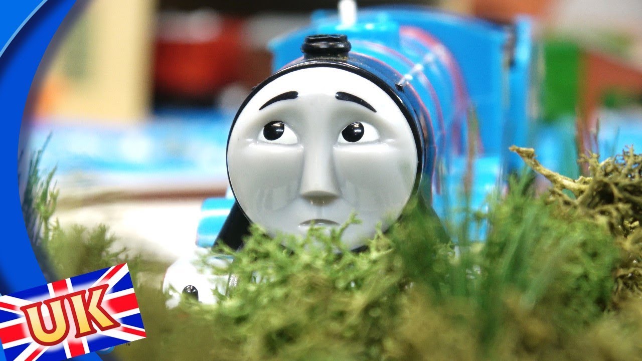 Off the Rails UK | Stuck in the Accident | Thomas and Friends Clip ...