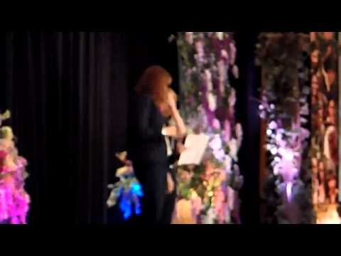 Lucy Lawless kisses Renee O'Connor