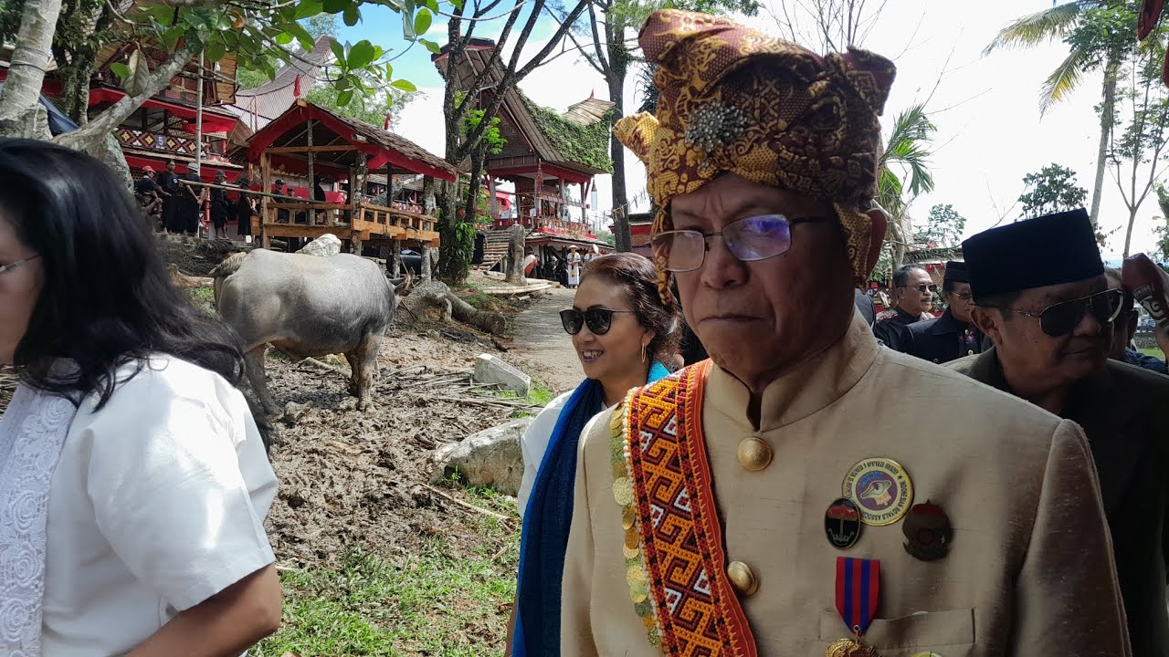 Rombongan Raja Gowa||pemakaman Ely Pamalingan di ke'te' kesu - YouTube