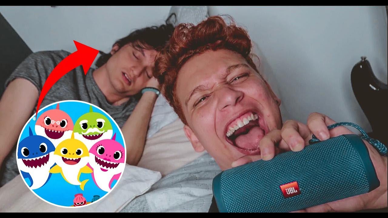 ACORDEI O NICOLAS GOMES AO SOM DE BABY SHARK ‹ Biel Valadares › - YouTube