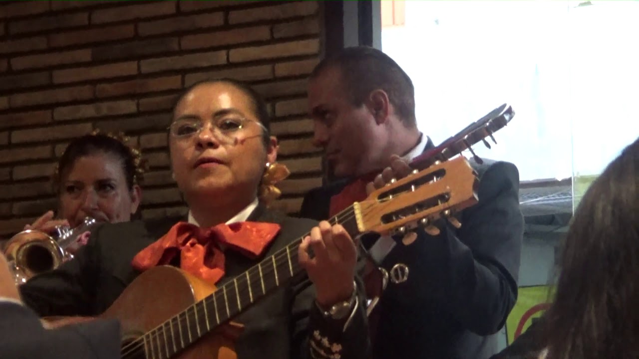 Mariachi cantando viva mexico - YouTube