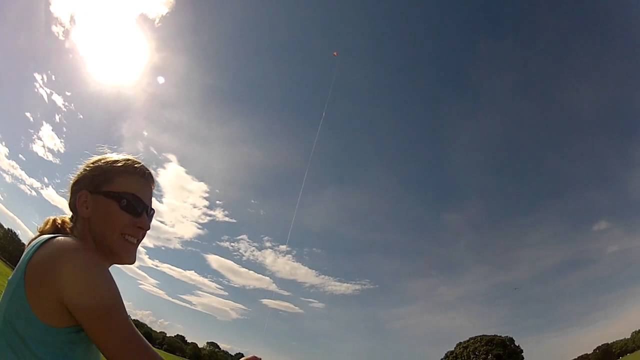 Kite crash landing, Showa Park, Tachikawa, Japan. - YouTube