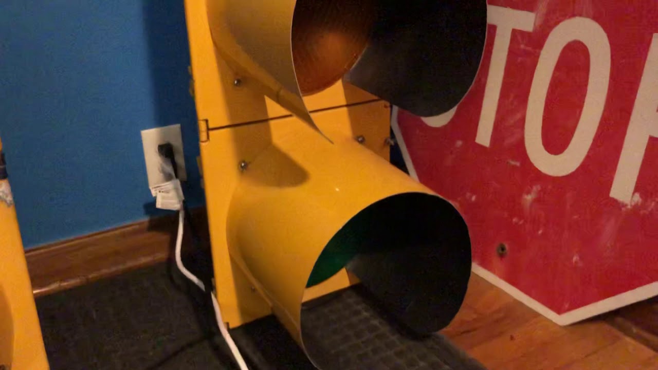 Econolite 3 section traffic light - YouTube