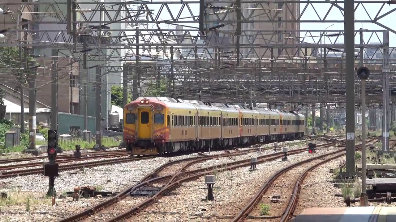(4K) 119次 自強號EMU300電聯車九輛編組EMU306-EMU308-EMU302停靠新竹車站 - YouTube