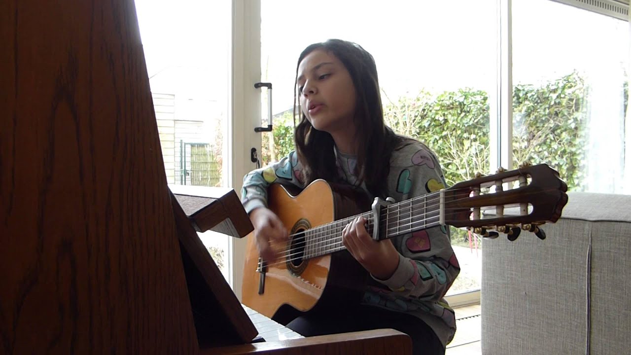 Alice Yap (11) zingt eigen nummer "Tell me How" - YouTube