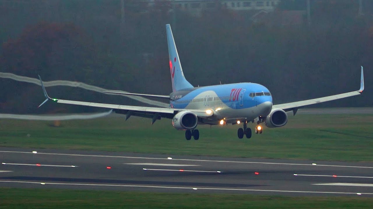 TUI Boeing 737-8K5 ( G-TAWL ) misty landing at Birmingham Airport 4K ...