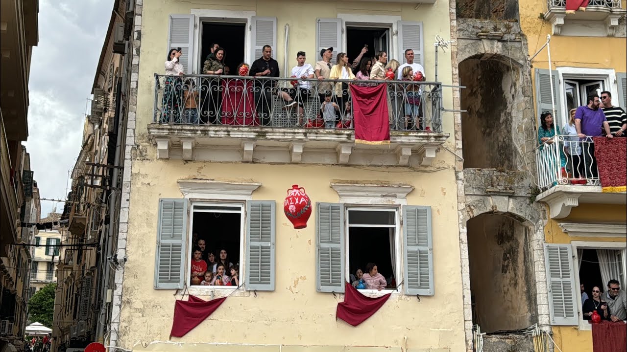 Μεγάλο Σάββατο - Πρώτη Ανασταση: Σπάσιμο μποτηδων Κέρκυρα - YouTube