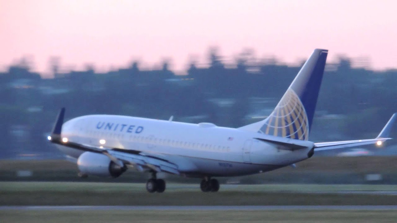 United Airlines Boeing 737-700 [N13716] landing in PDX - YouTube