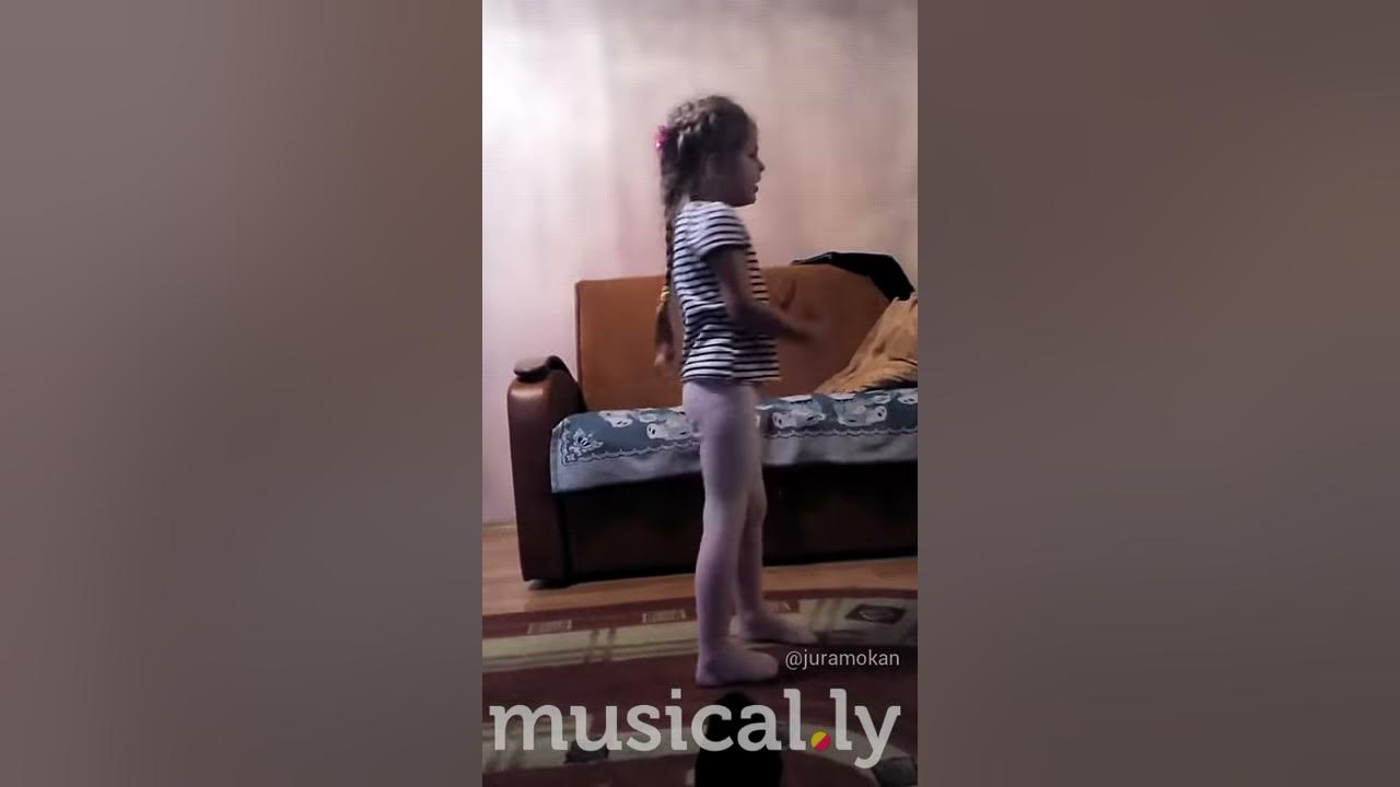 Маленькая девочка красиво танцует Youtube