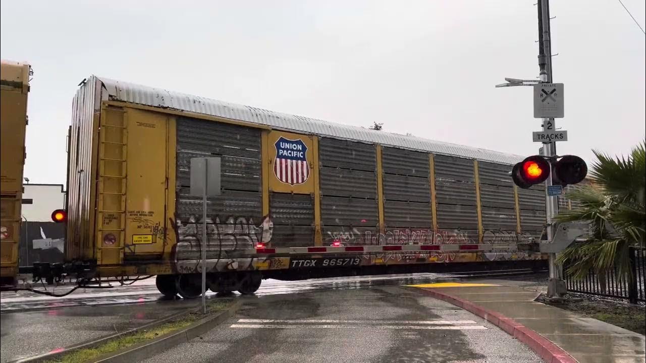UP 6483 switching at Enterprise Street Railroad Crossing, Oxnard CA 3-6-24 - YouTube