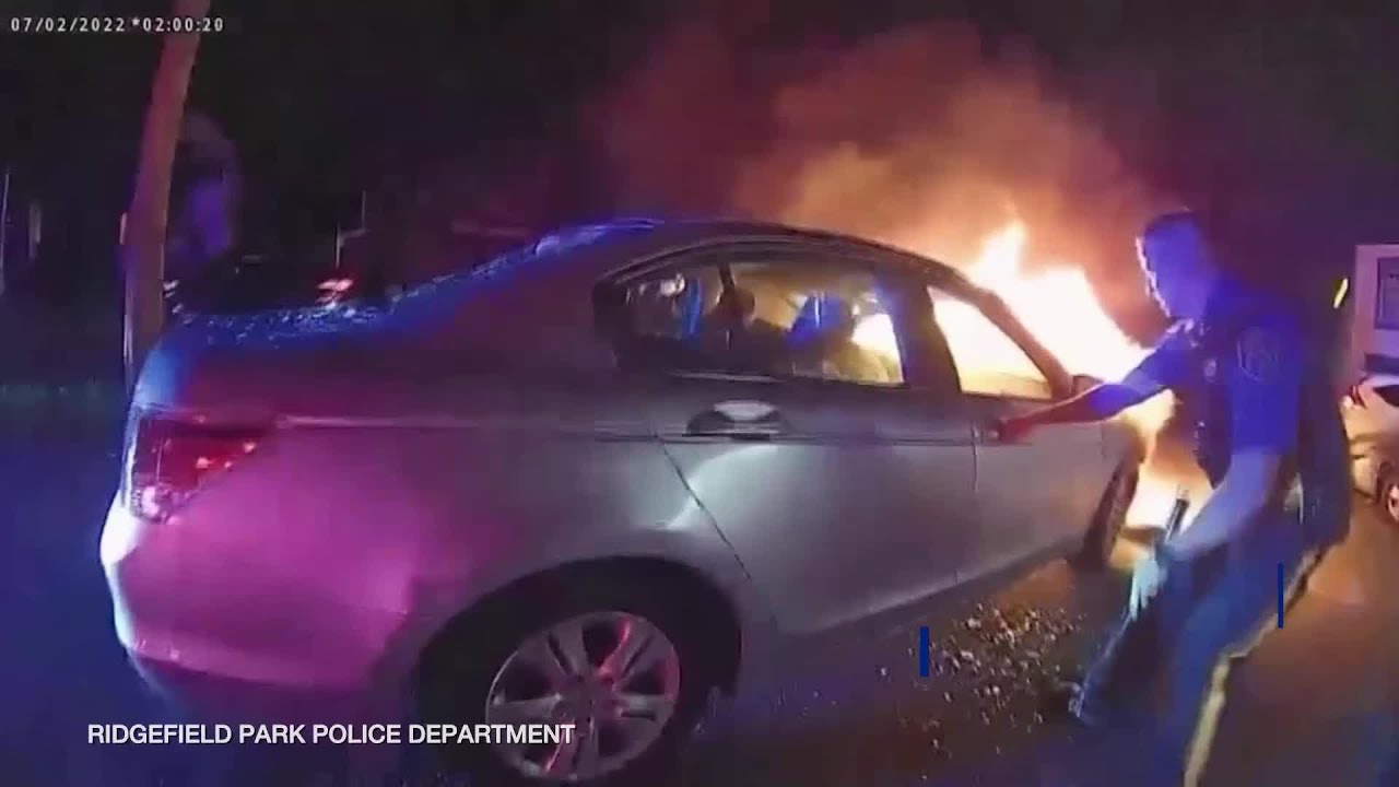 Hero cops save man from burning car - YouTube