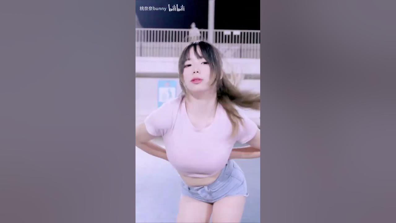 b站up_别揉小兔叽_谨防上当 篮球场上的羞涩18妹妹给你跳mr chu~ - YouTube