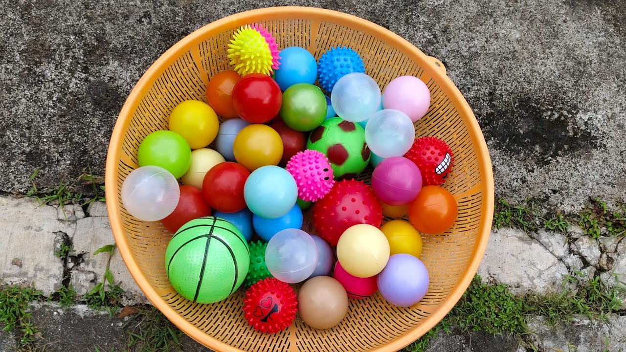 AYO!!! Bermain lempar bola warna warni ke dalam keranjang - YouTube