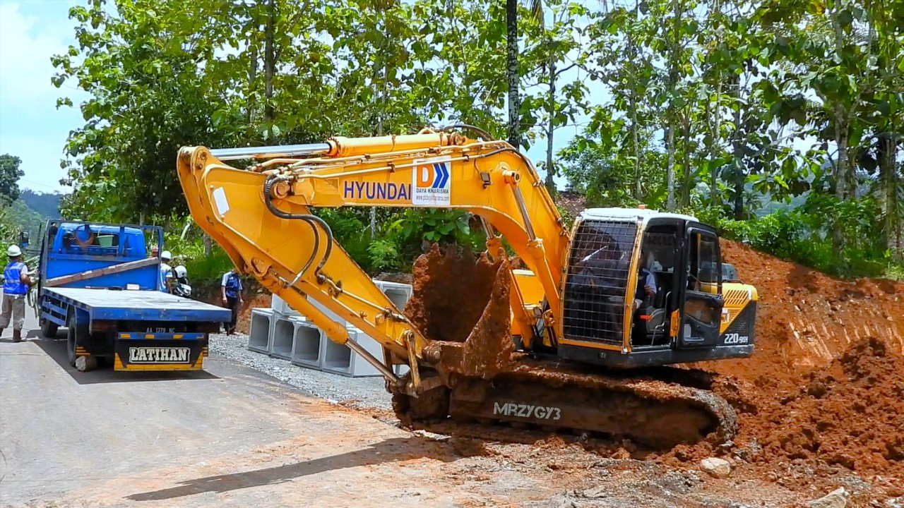 Jalan Baru !! Beko Excavator Truk Menggali Tanah Bekas Jalan Lama - YouTube