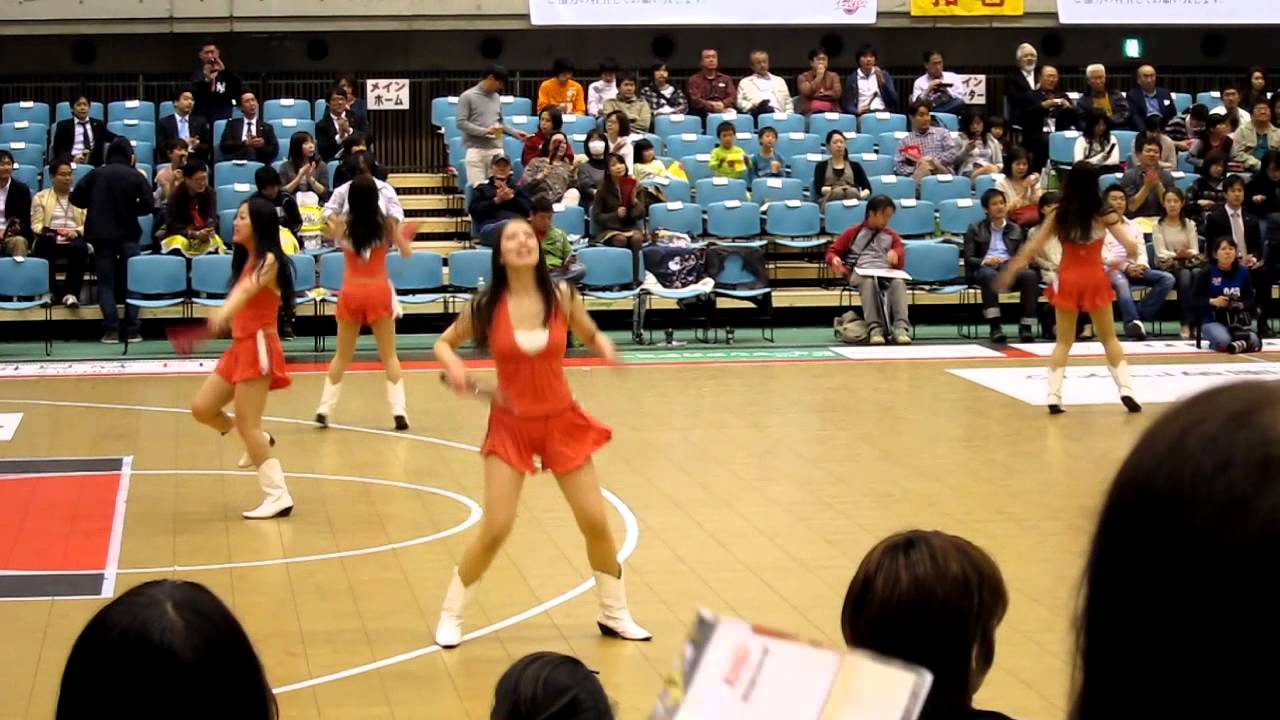 Cheerleaders at the Japanese Basketball Game...2 - YouTube