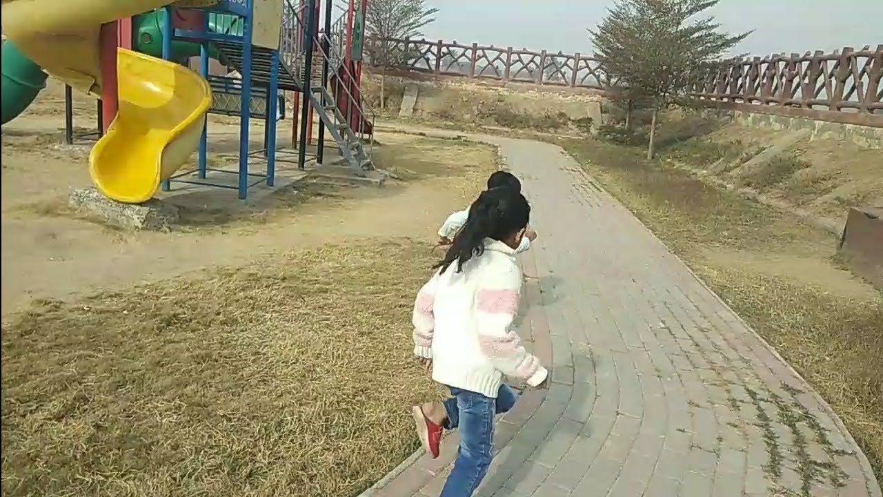 Hoor Ul Ain and Muhammad Running Contest - YouTube