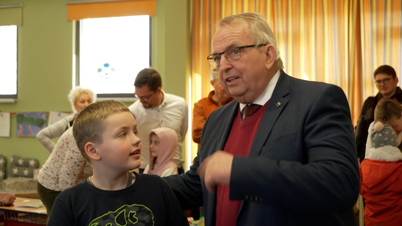 Minister Till Backhaus wird Grundschullehrer. - YouTube
